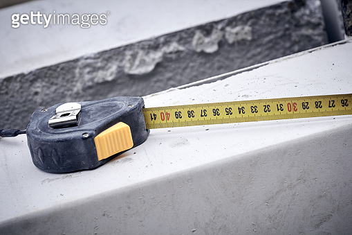 Measuring tape tool on a construction site. 이미지 (1328459408) - 게티이미지뱅크