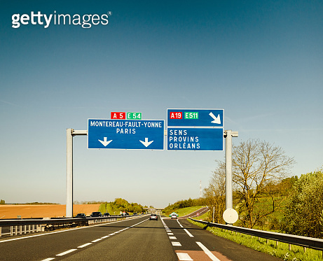 Blue highway signpost on a French road highway 이미지 (1346034106) - 게티이미지뱅크