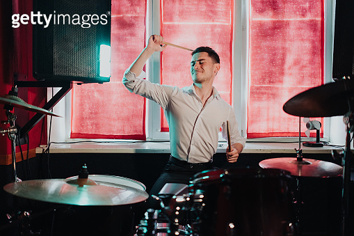 Handsome talented guy play on drums preparing for concert 이미지 ...