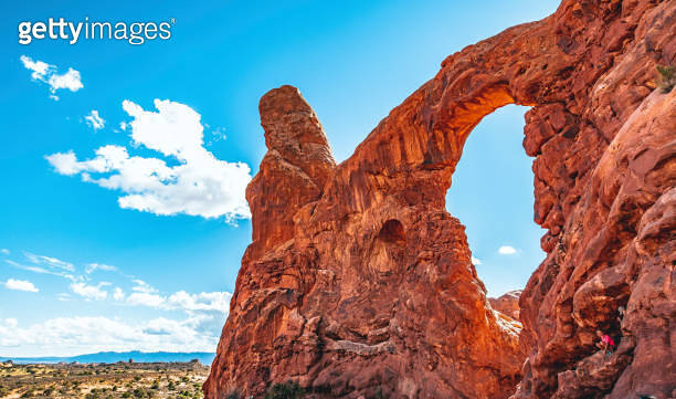 Red rock window arch in Arches National Park, USA 이미지 (1295033943) - 게티 ...