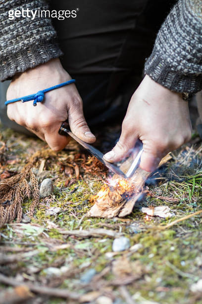 Primitive ways to start a fire with a Ferro cerium rod 이미지 (1312234374 ...