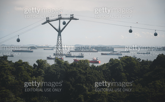 Cable cars and shipping boats at Singapore harbour 이미지 (1328500835 ...