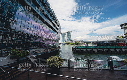 Marina Bay Sands hotel seen from Fullerton Bay 이미지 (1353181374) - 게티이미지뱅크