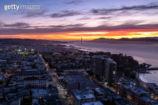 Aerial Sunset of San Francisco Marina Area 이미지 (1325656296) - 게티이미지뱅크