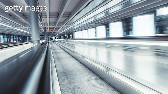 A travelator in an airport, motion 이미지 (1330597531) - 게티이미지뱅크