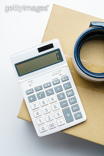 Calculator and Cardboard box with packing supplies 이미지 (1335873408 ...