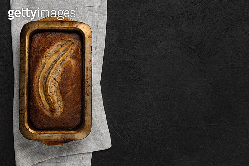 Fresh banana bread in rectangular shape 이미지 (1338743596) - 게티이미지뱅크