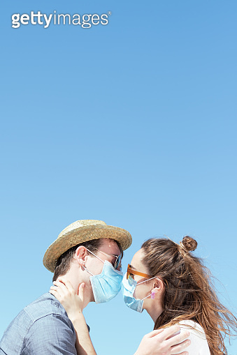 Couple kissing with face masks during covid-19 pandemic 이미지 (1316601315 ...