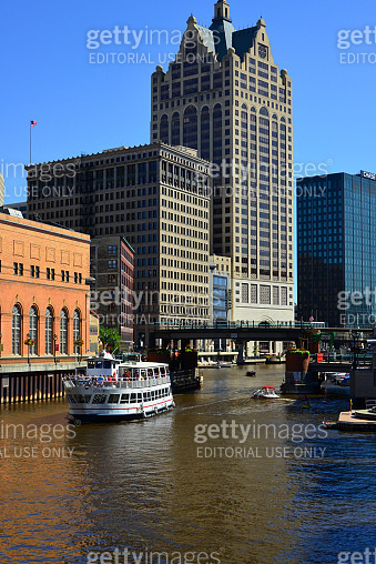 Milwaukee River and 100 East Wisconsin aka Faison Building, Milwaukee ...