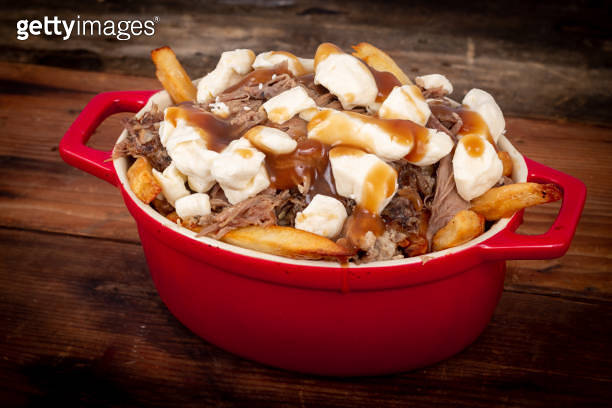 duck confit poutine dish on wood table poutine (1355864643) - 게티이미지뱅크