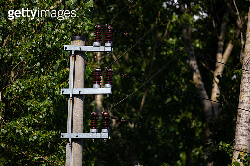 Ceramic insulators on low voltage pylons. 이미지 (1343290348) - 게티이미지뱅크