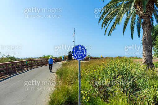 Share the Path sign for pedestrian and bicycle 이미지 (1337889942) - 게티이미지뱅크