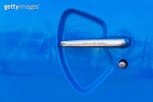 Metal chrome handle on the door of an old car 이미지 (1321767396) - 게티이미지뱅크