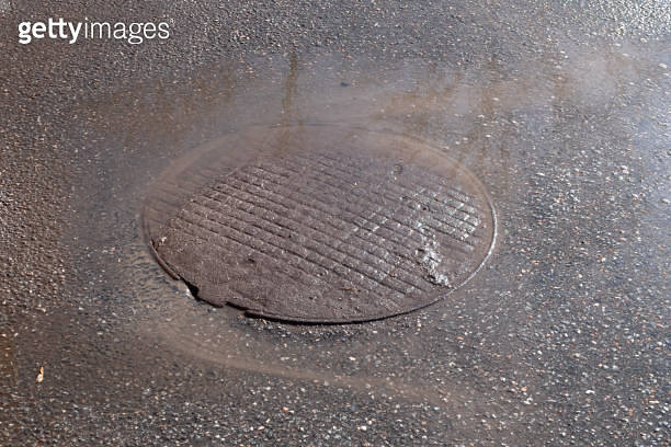 Dirty meltwater drains into the sewer manhole 이미지 (1309224039) - 게티이미지뱅크
