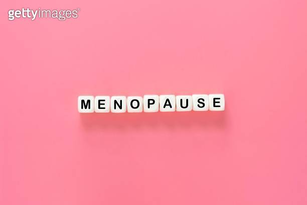 Menopause word abstract text, wooden blocks over pink background 이미지 ...