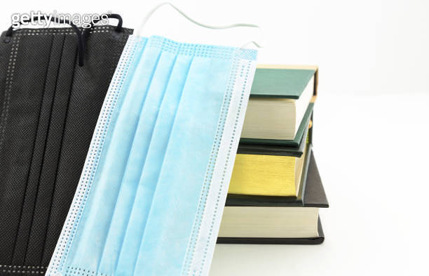 Pair of face masks and stacked books reflect pandemic education 이미지 ...