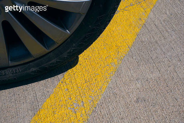 Yellow parking line on parking slot 이미지 (1337100823) - 게티이미지뱅크