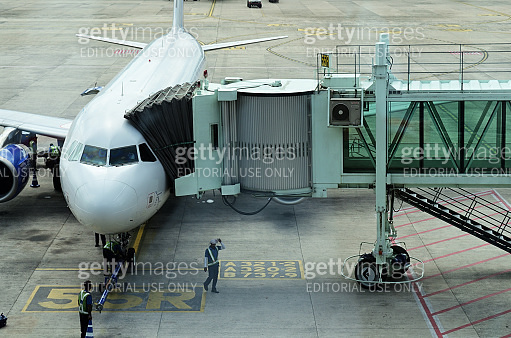 Passenger Boarding Bridges attach with airplane 이미지 (1325565920) - 게티이미지뱅크