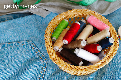 Basket full of colorful .spools of thread 이미지 (1312380481) - 게티이미지뱅크