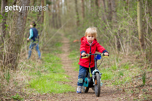 Little boy, learning how to ride a bike in the park 이미지 (1316750003 ...