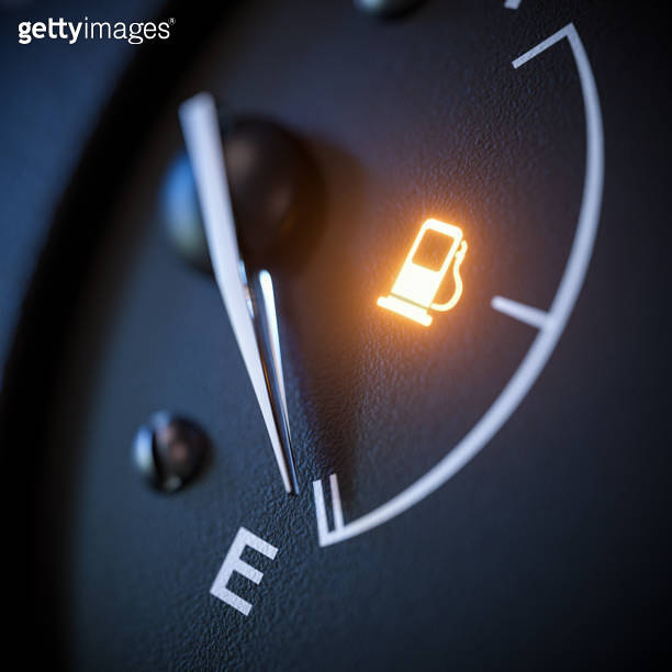 Empty fuel tank indicator sign on dashboard 3D (1358086297) - 게티이미지뱅크