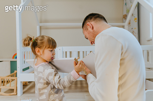 Father with daughter fixing the drawer of kids bed (1307219315) - 게티이미지뱅크