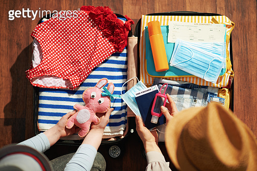 mother and child tourists in sunny day packing wheel bag 이미지 ...