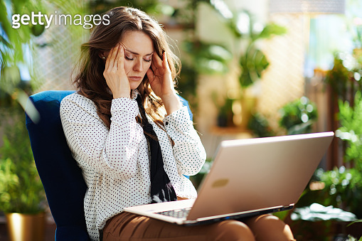 stressed trendy woman at modern home in sunny day using laptop 이미지 ...
