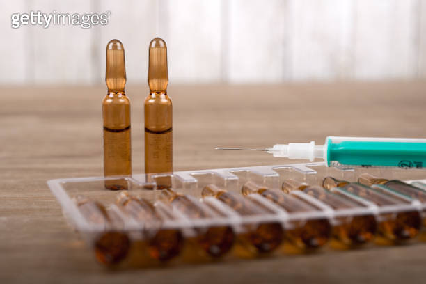 Injection ampoules of brown glass with liquid and syringe 이미지 ...