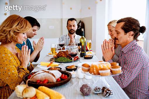 Group of Friends Praying on Thanksgiving Day 이미지 (1336679827) - 게티이미지뱅크