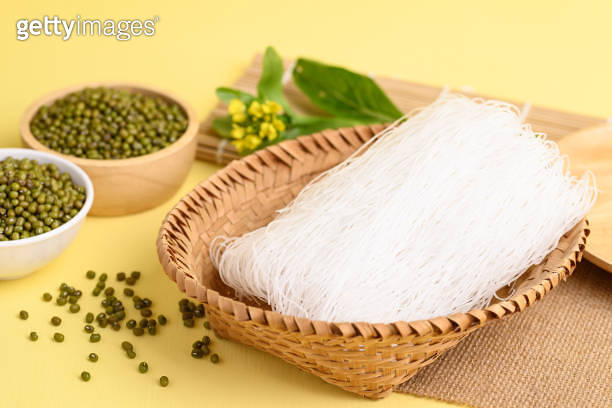 Dry glass noodles or cellophane noodles 이미지 (1302540946) - 게티이미지뱅크