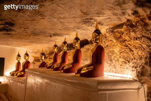 Gold Buddha statue in Wat Tham Talod, Songkhla, Thailand 이미지 ...