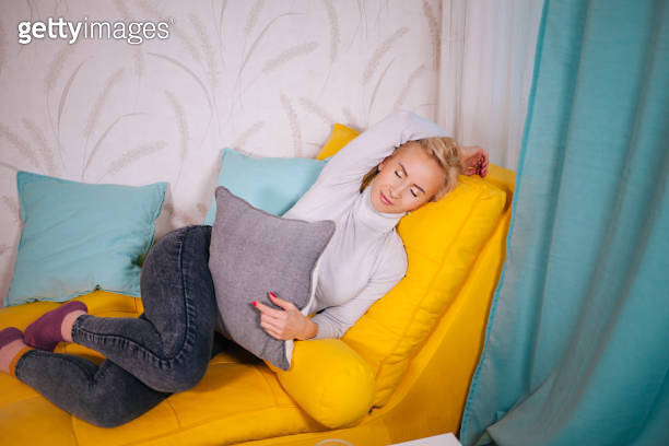 Blonde woman relaxing on the couch after a long day 이미지 (1313898915 ...