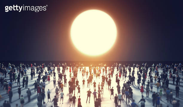 People look at big glowing circle. 이미지 (1356210507) - 게티이미지뱅크