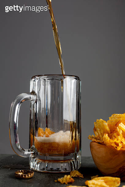 frothy craft beer being poured in a jar 이미지 (1305594725) - 게티이미지뱅크