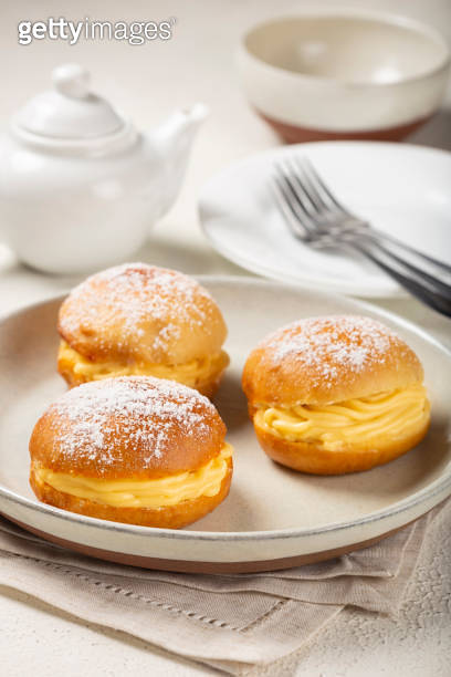 Berlin balls. Bread stuffed with icing cream. (1316139194) - 게티이미지뱅크