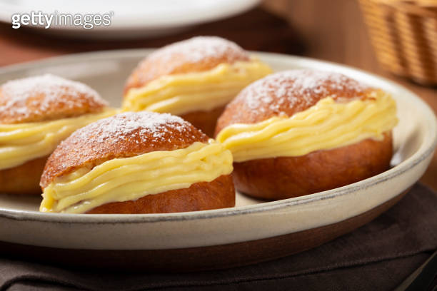 Berlin balls. Bread stuffed with icing cream. 이미지 (1316139132) - 게티이미지뱅크