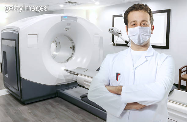 Doctor with face mask and CT scan 이미지 (1359856364) - 게티이미지뱅크