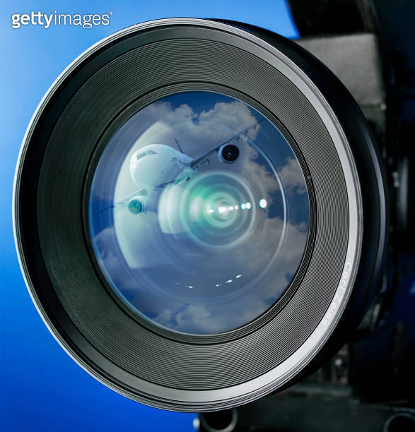 Airplane reflection on camera lens 이미지 (1321032837) - 게티이미지뱅크