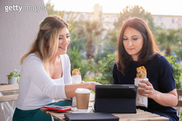 two business women having lunch in cafe during lunch break 이미지 ...