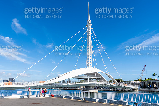 Tourists are visiting the scenery of the Great Harbor Bridge in ...
