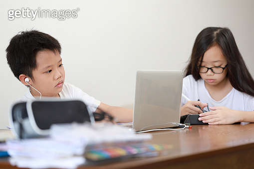 Little Asian boy and girl using computer laptop learning at home 이미지 ...