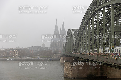 Unesco world heritage site Cologne in rainy winter weather 이미지 ...