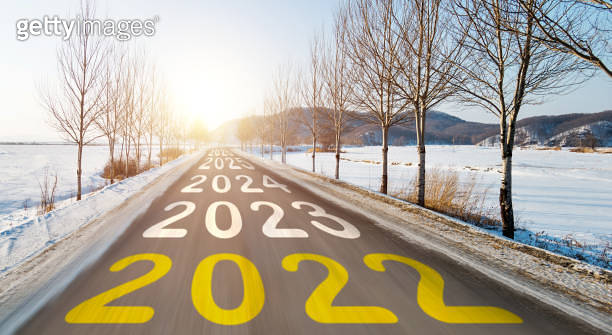 Number of 2022 to 2026 on blurred motion winter road (1338994313) - 게티이미지뱅크