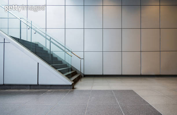 Side view of staircase in entrance hall (1332097003) - 게티이미지뱅크