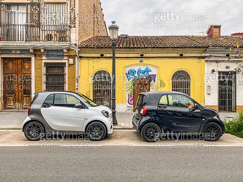 Two smart cars parked side by side in the street 이미지 (1319413715) - 게티이미지뱅크