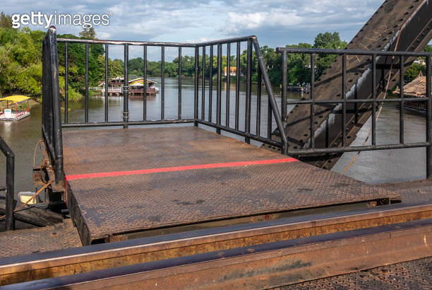 Pedestrian platforms on River Kwai bridge 이미지 (1354780761) - 게티이미지뱅크