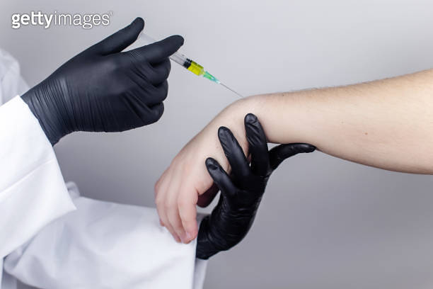 An orthopedic surgeon gives an injection in the wrist. Treatment of ...