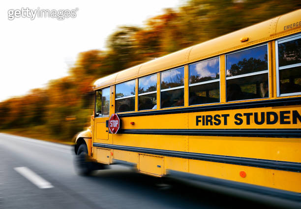 View of school bus on colorful Vermont road in fall. (1325353706) - 게티이미지뱅크