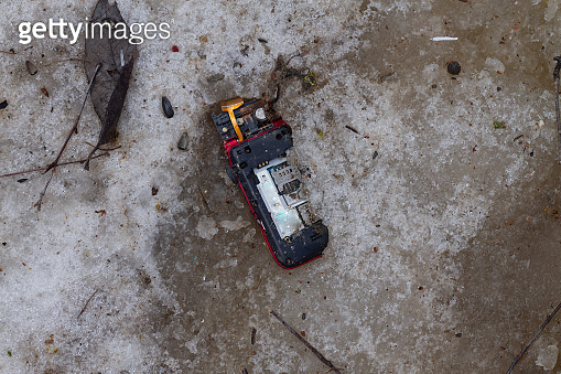 Lost broken cell phone melted in spring from snow 이미지 (1332435551) - 게티 ...